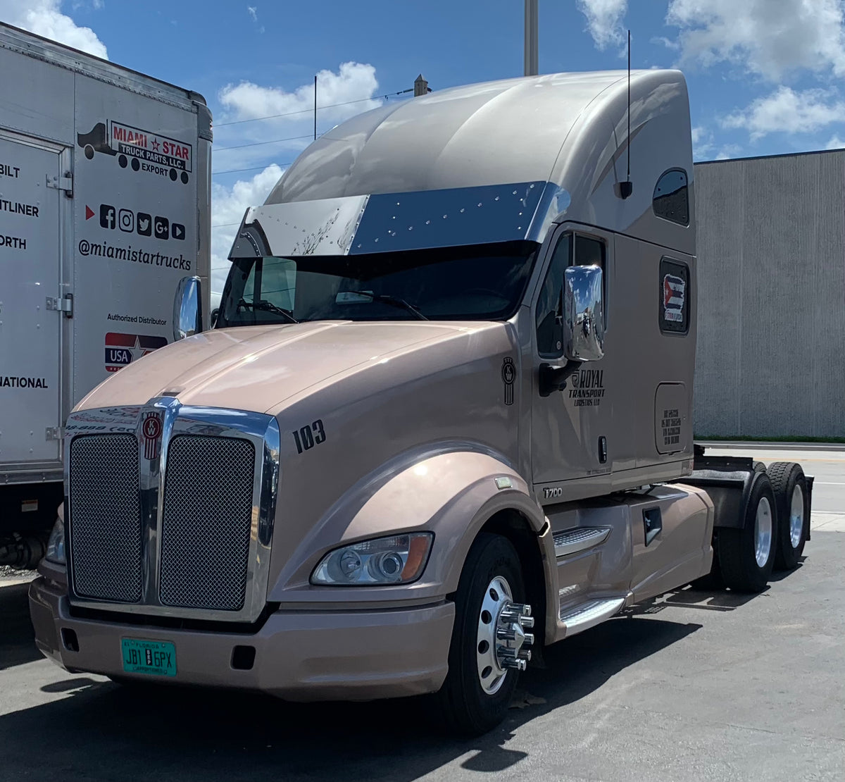 VISOR V-SHAPE WITH V-SHAPE 3/4" LIGHTS - KENWORTH T700 – A&A Stainless ...